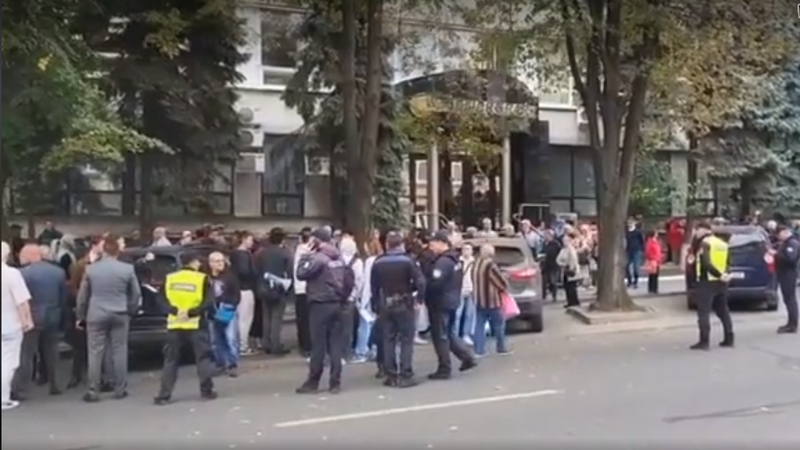 Protest la CEC față de decizia de a deschide doar cinci secții de ...