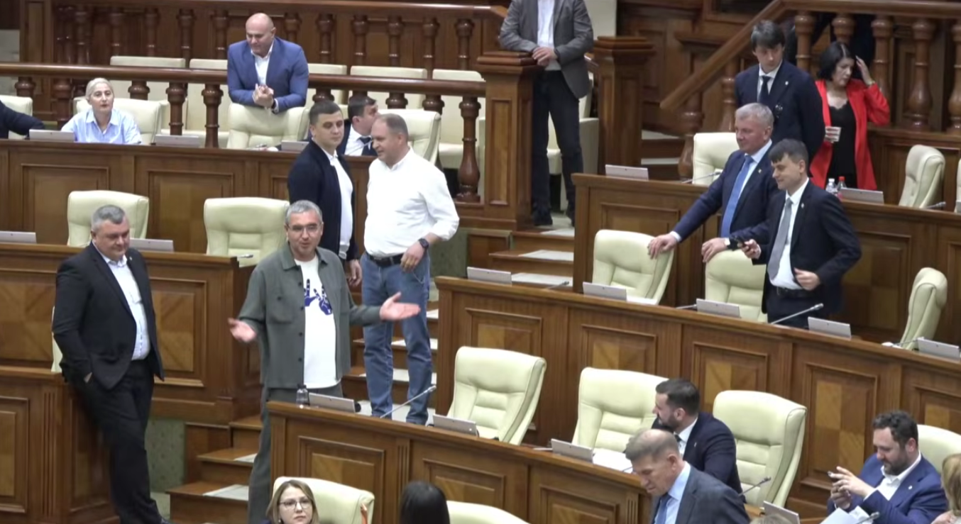(video) Scandal în Parlament. Ion Ceban a dat buzna la ședința plenară ...