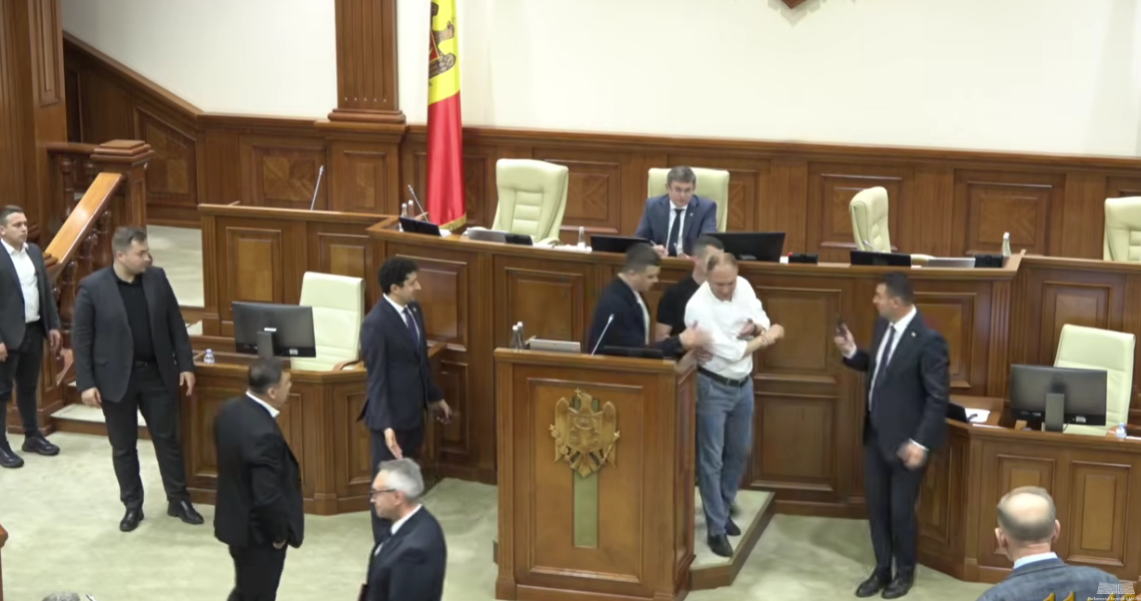 (video) Scandal în Parlament. Ion Ceban a dat buzna la ședința plenară ...